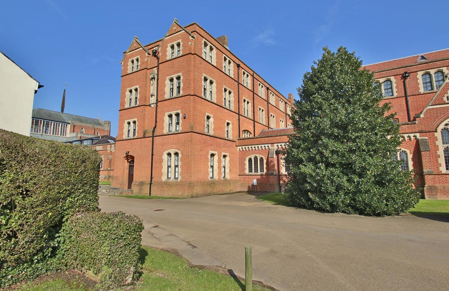 Property in Abbey Gardens, Upper Woolhampton, West Berkshire, RG7 5TZ