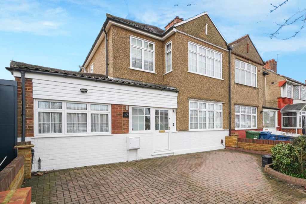 Property in Shaftesbury Avenue, Harrow, HA2 0PL