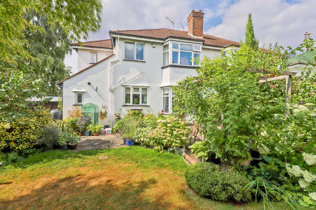 Property in St. Lawrence Drive, Pinner, HA5 2RU