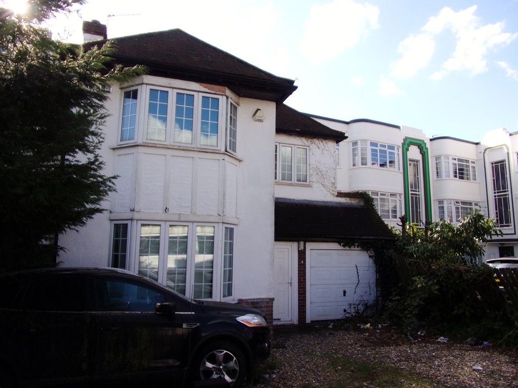 Property in South Norwood Hill, South Norwood, London, SE25 6BS