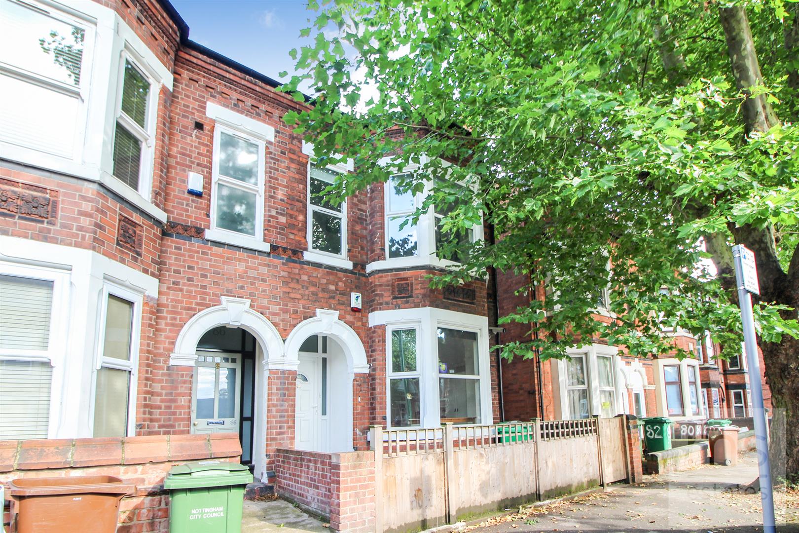 Property in Lenton Boulevard, Lenton, Nottingham, NG7 2EN