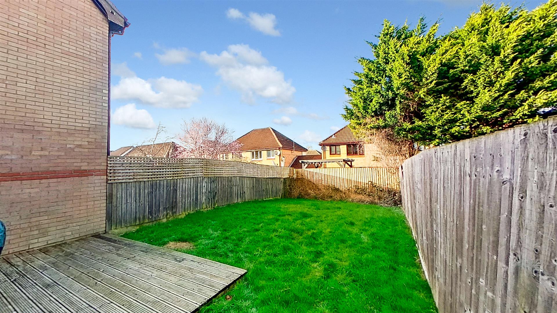 Property in Pettingrew Close, Walnut Tree, Milton Keynes, MK7 7LW