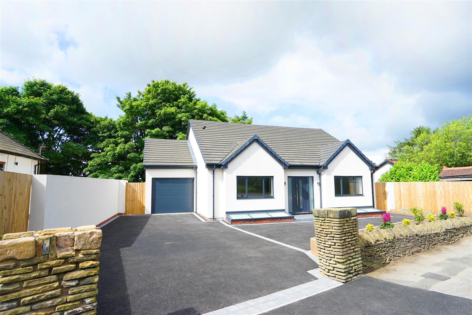 Property in Chorley Old Road, Horwich, Bolton, Lancashire, BL6 6PS