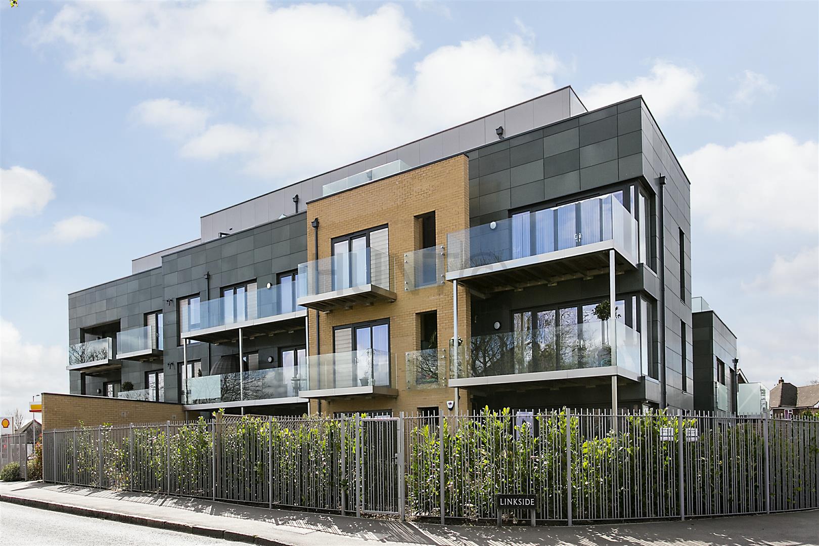 Property in Hainault Road, Chigwell, Essex, IG7 5DD