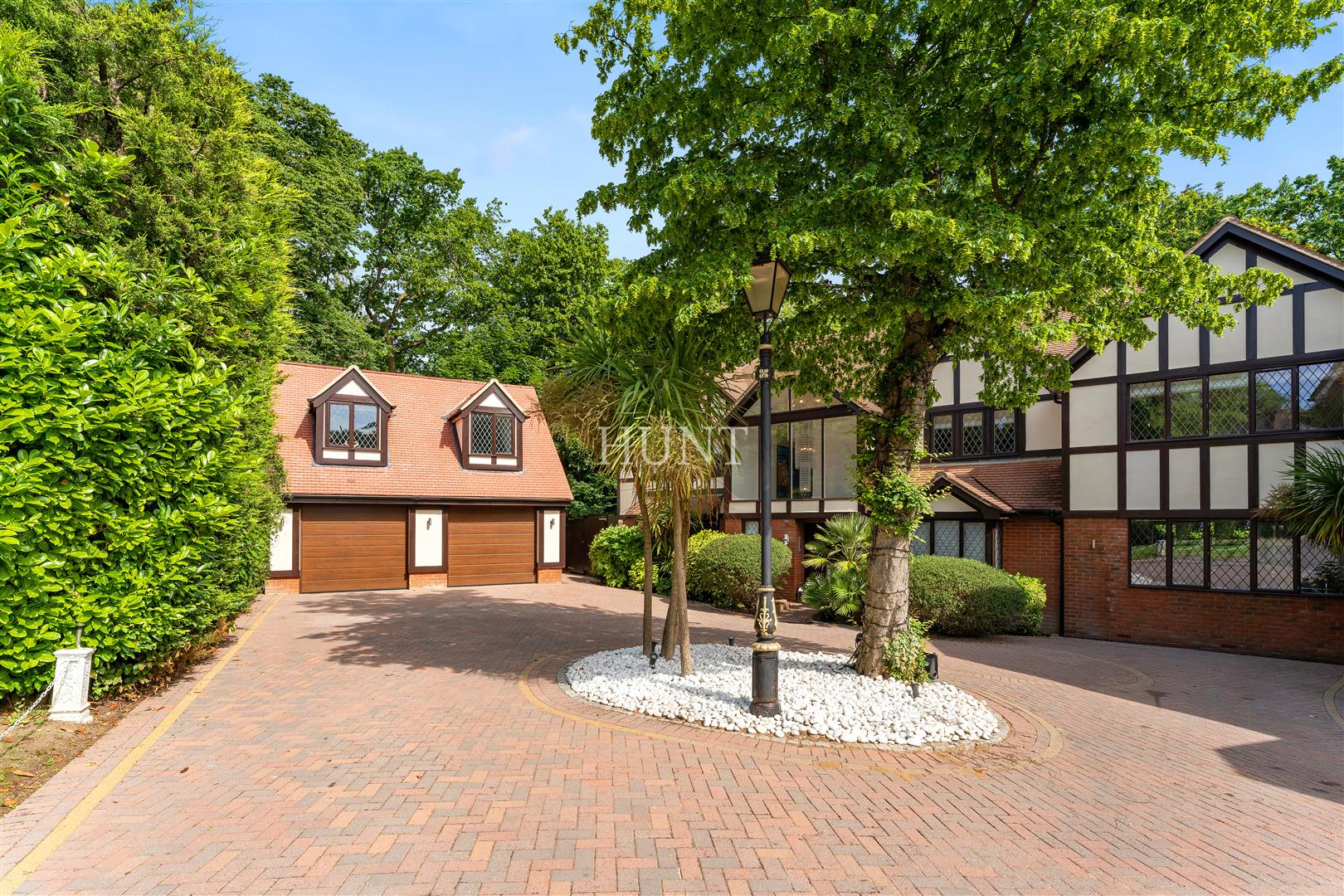 Property in Stradbroke Park, Tomswood Road, Chigwell, Essex, IG7 5QL
