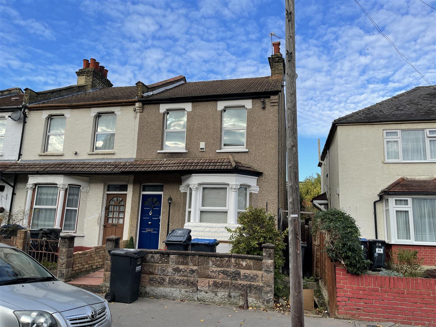 Property in Woodside Road, London, SE25 5DY