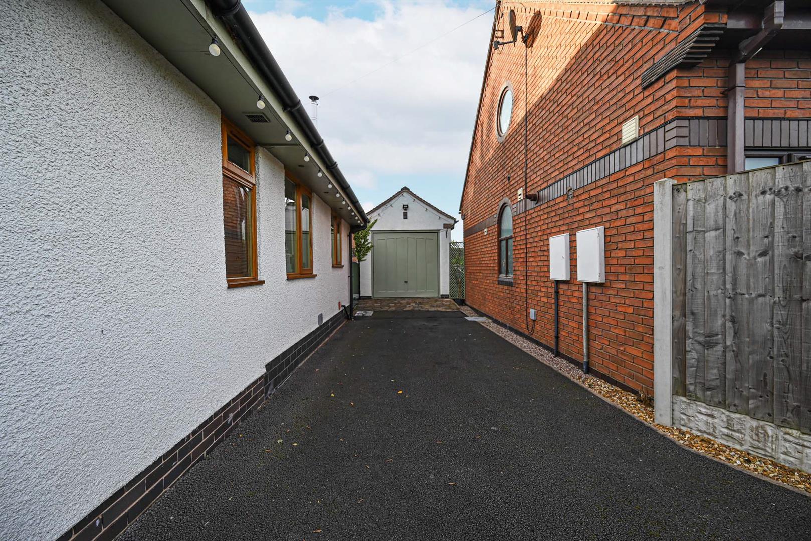 Property in Back Cross Lane, Congleton, Cheshire, CW12 3HT