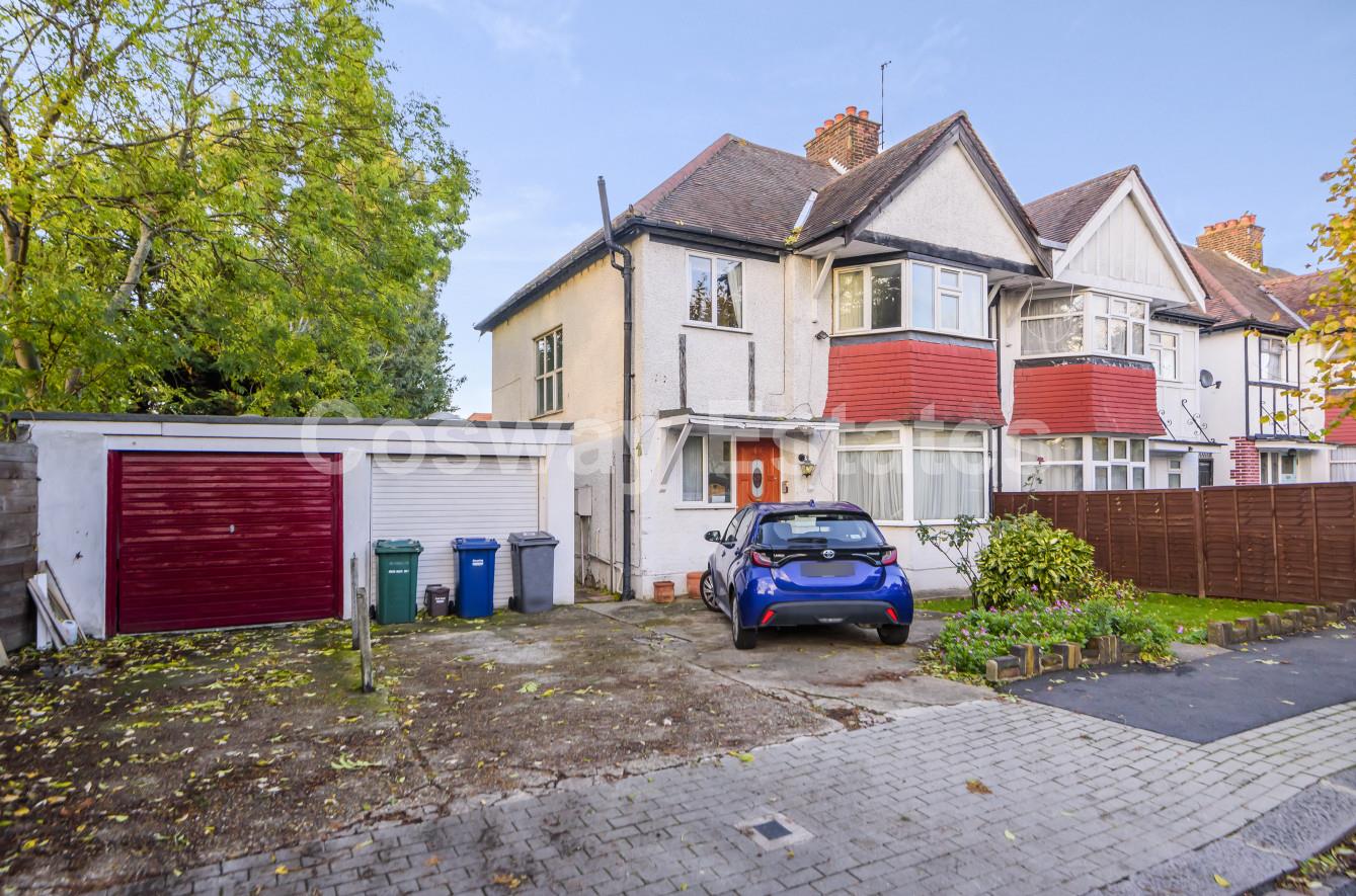 Property in Sydney Grove, London, NW4 2EJ