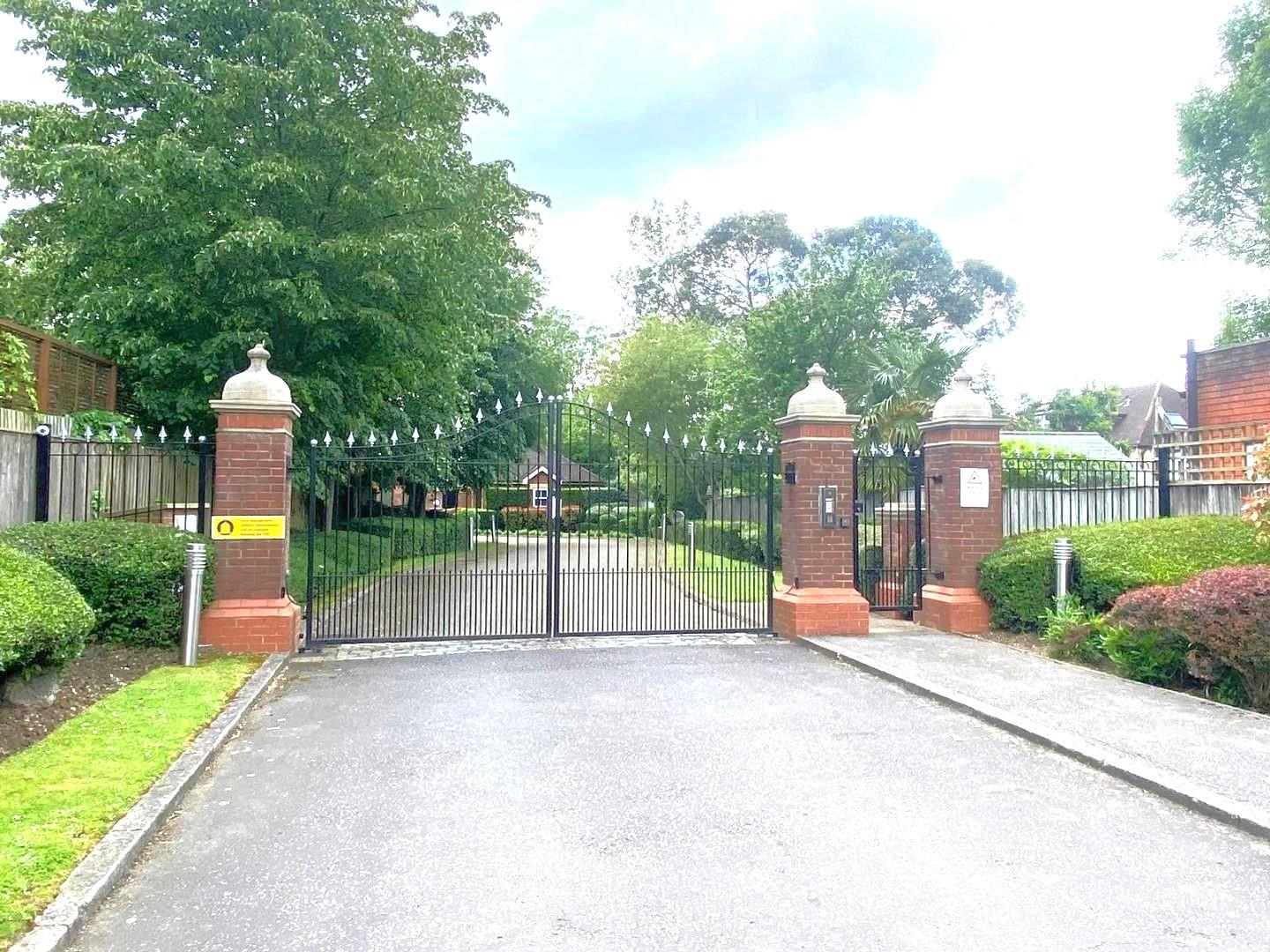 Property in Courtgate Close, London, NW7 2JZ